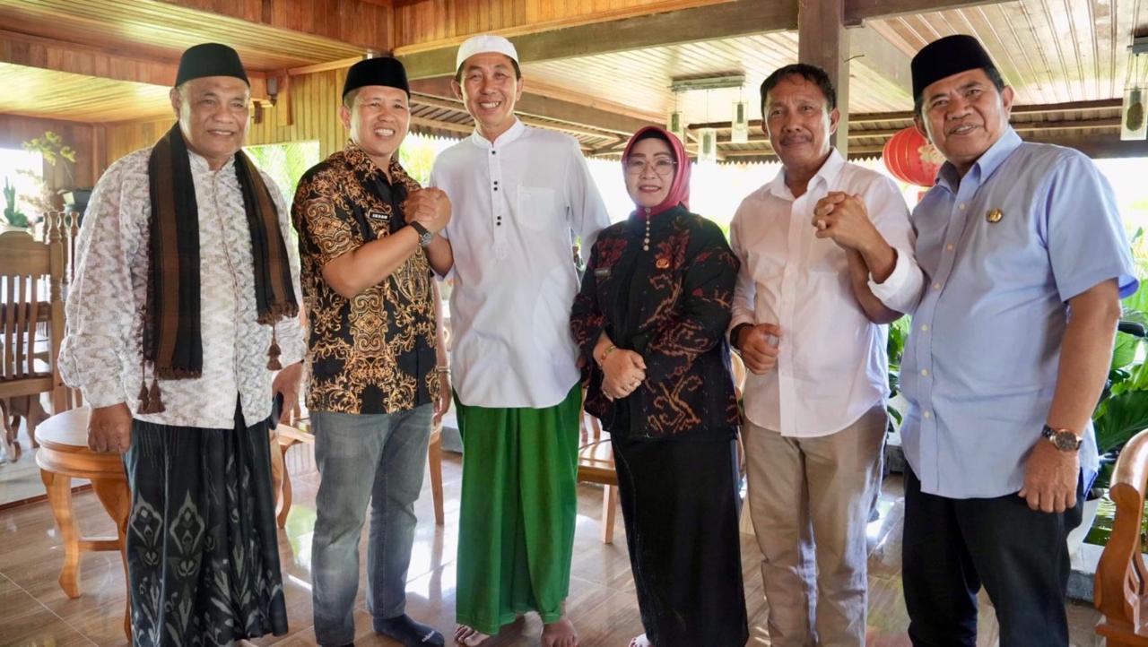 Iksan Baharuddin dan Iriane Iliyas Silaturahmi ke Rumah Mantan Bupati Morowali Taslim ...